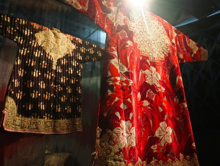 Sur les routes de Samarcande. Merveilles de soie et d'or - Institut du ...