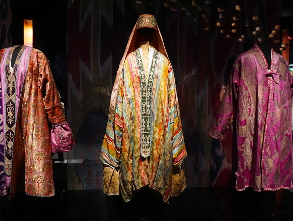 Sur les routes de Samarcande. Merveilles de soie et d'or - Institut du ...