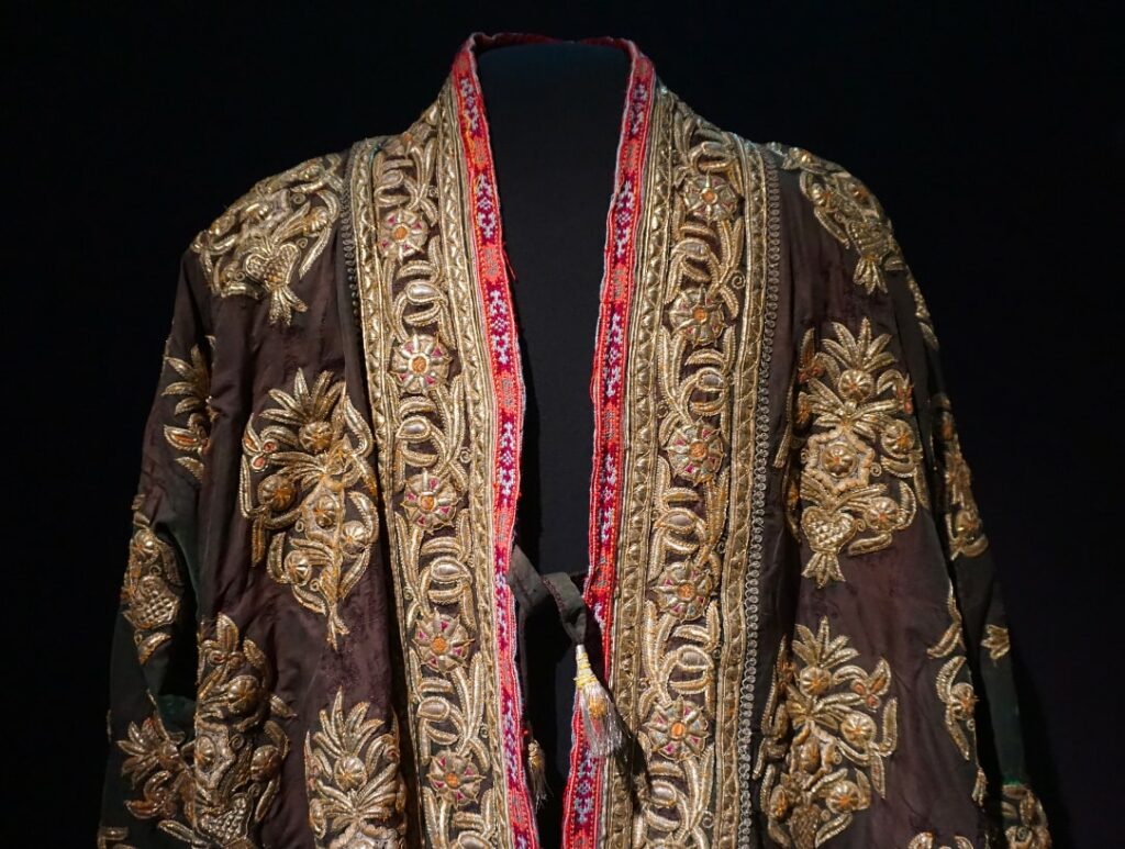 Sur les routes de Samarcande. Merveilles de soie et d'or - Institut du ...