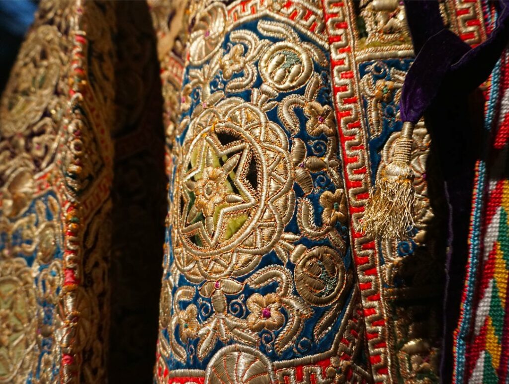 Sur les routes de Samarcande. Merveilles de soie et d'or - Institut du ...