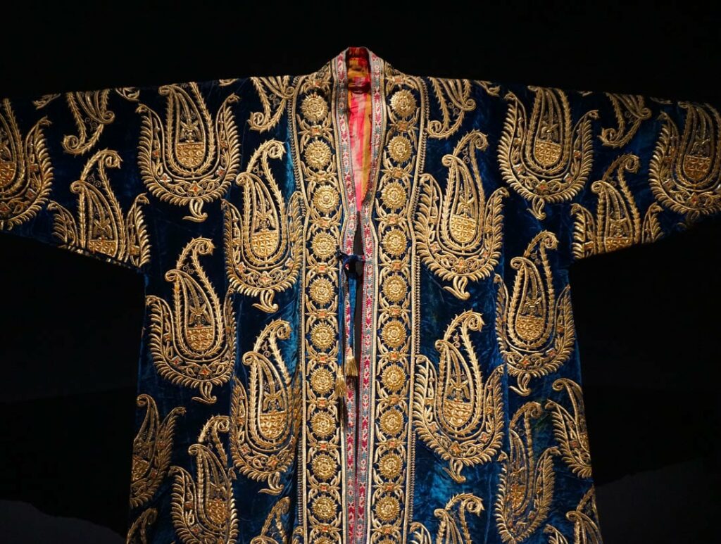 Sur les routes de Samarcande. Merveilles de soie et d'or - Institut du ...